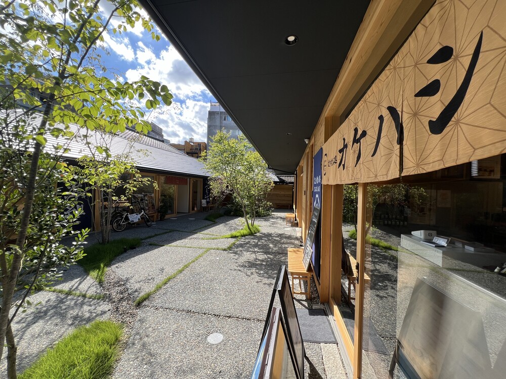 倉敷美観地区の「立ち飲み処 カケハシ」で地酒や岡山食材のおつまみを愉しむ♪ランチ定食も！ | KCTトクもりっ